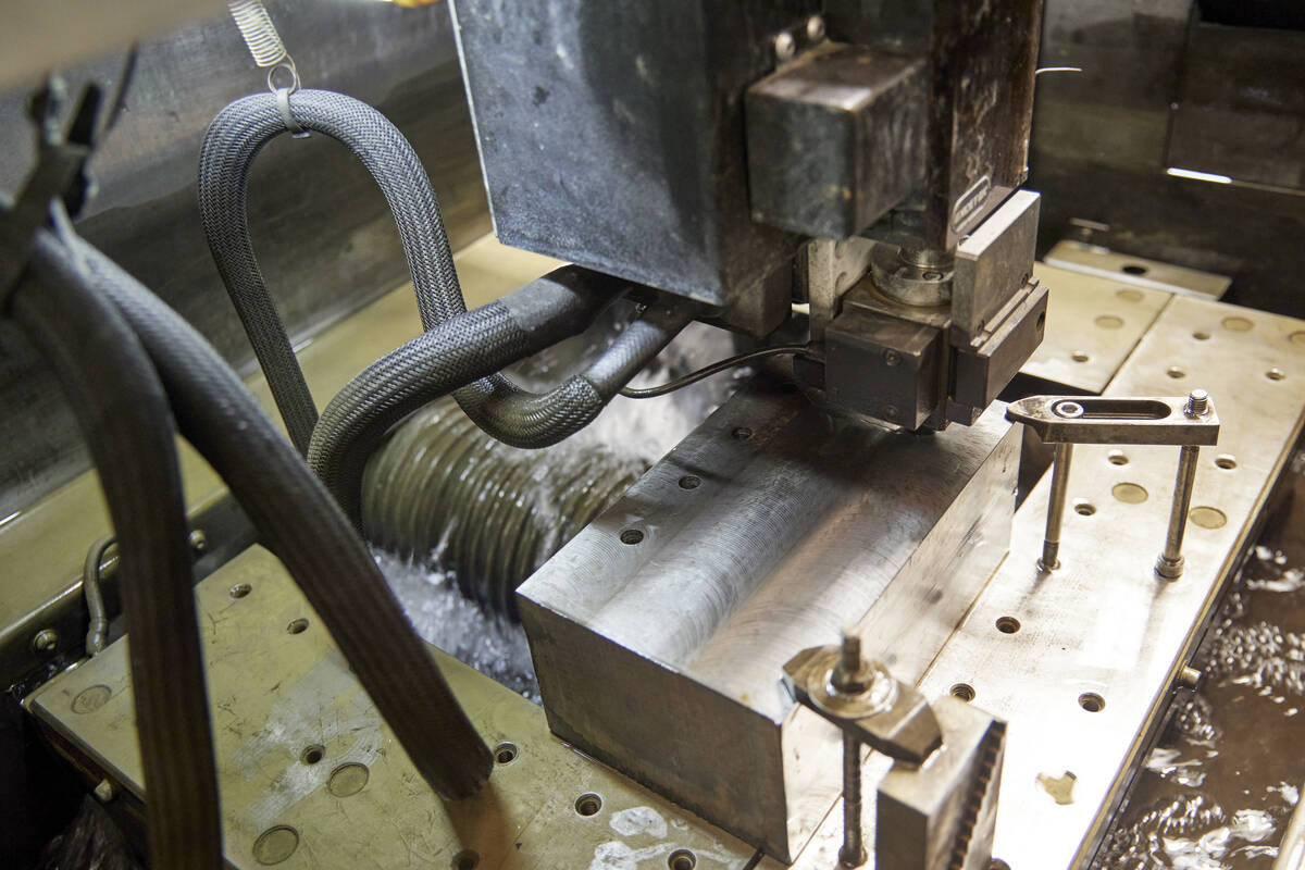 Électroérosion à fil. Grare, découpe, usinage par électroérosion